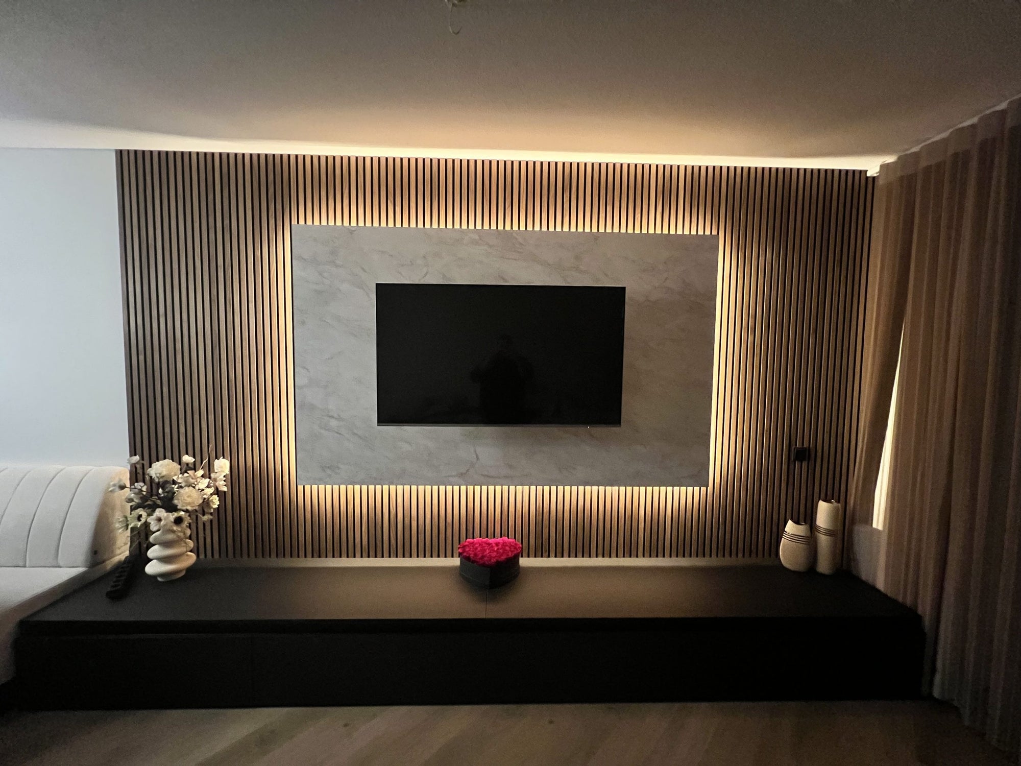 Tv wand: houten panelen achter tv voor stijlvol interieur